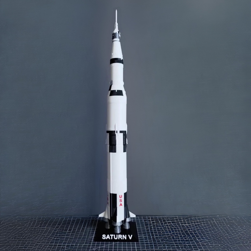 Mô hình tên lửa Apollo Saturn V tỷ lệ 1:200 cao 56cm, lắp ráp từ 60 chi ...