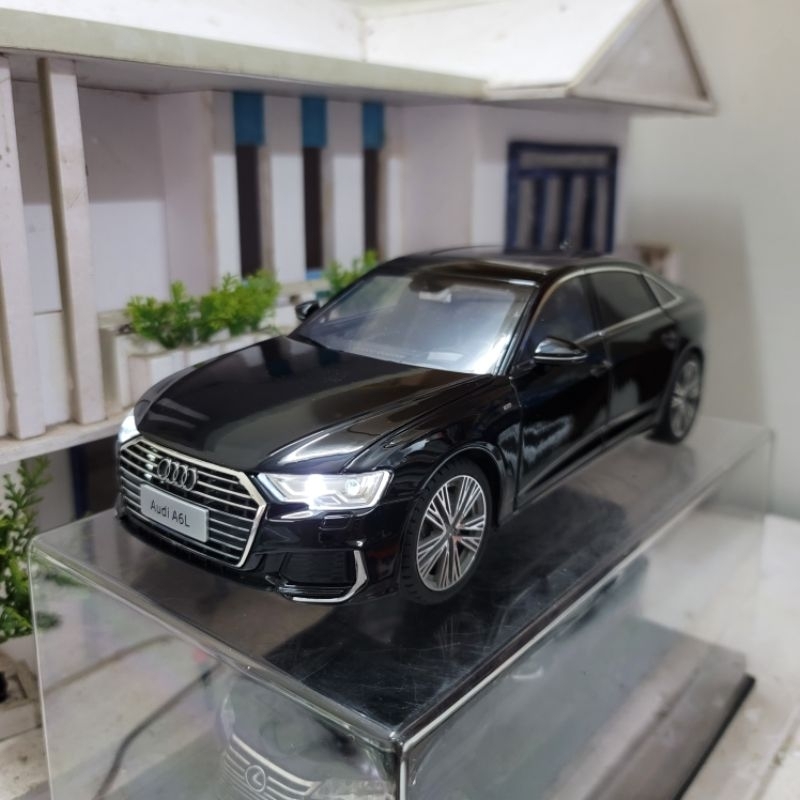Mô hình xe Audi A6L tỷ lệ 1/18 bằng kim loại có nhún, có đèn xin nhan vàng nhấp nháy, mở full ...