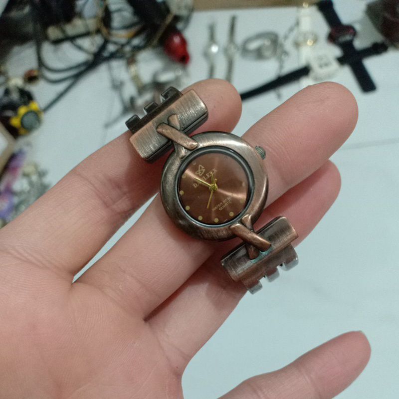 đồng hồ si nữ dạng kiềng hiệu DANLEEX màu đồng độ mới 90% | Shopee Việt Nam