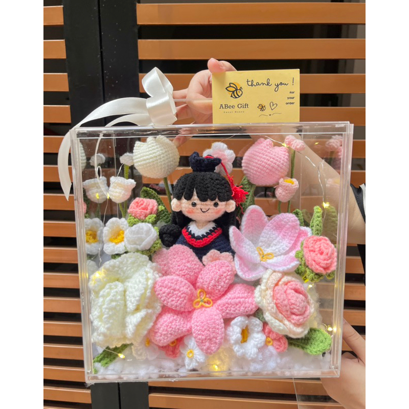 [CÓ SẴN HỎA TỐC HN]Hộp hoa Vali Mica Chibi tốt nghiệp bằng len siêu ...