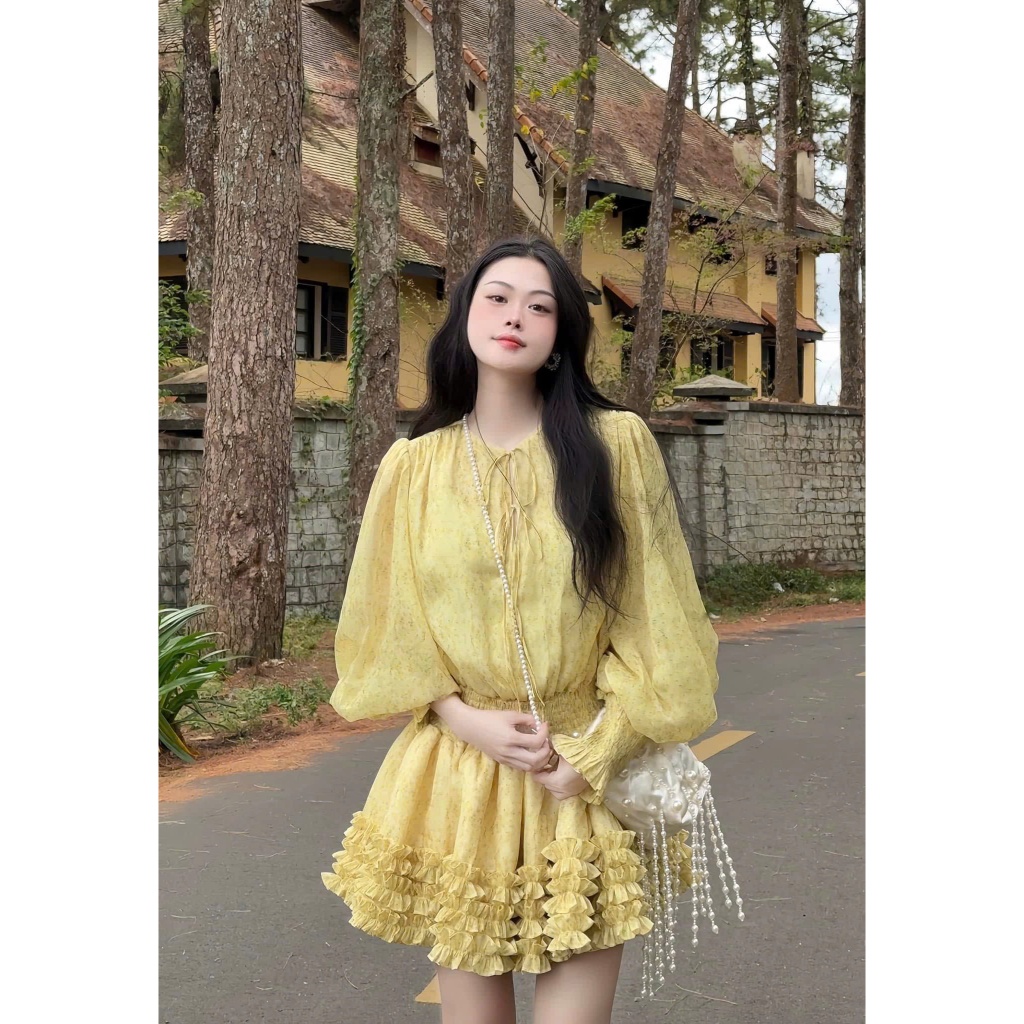 Đầm váy liền vàng kem cổ buộc dây nơ chiết eo tay bồng xòe dáng ngắn xếp li nhiều tầng thiết kế ...
