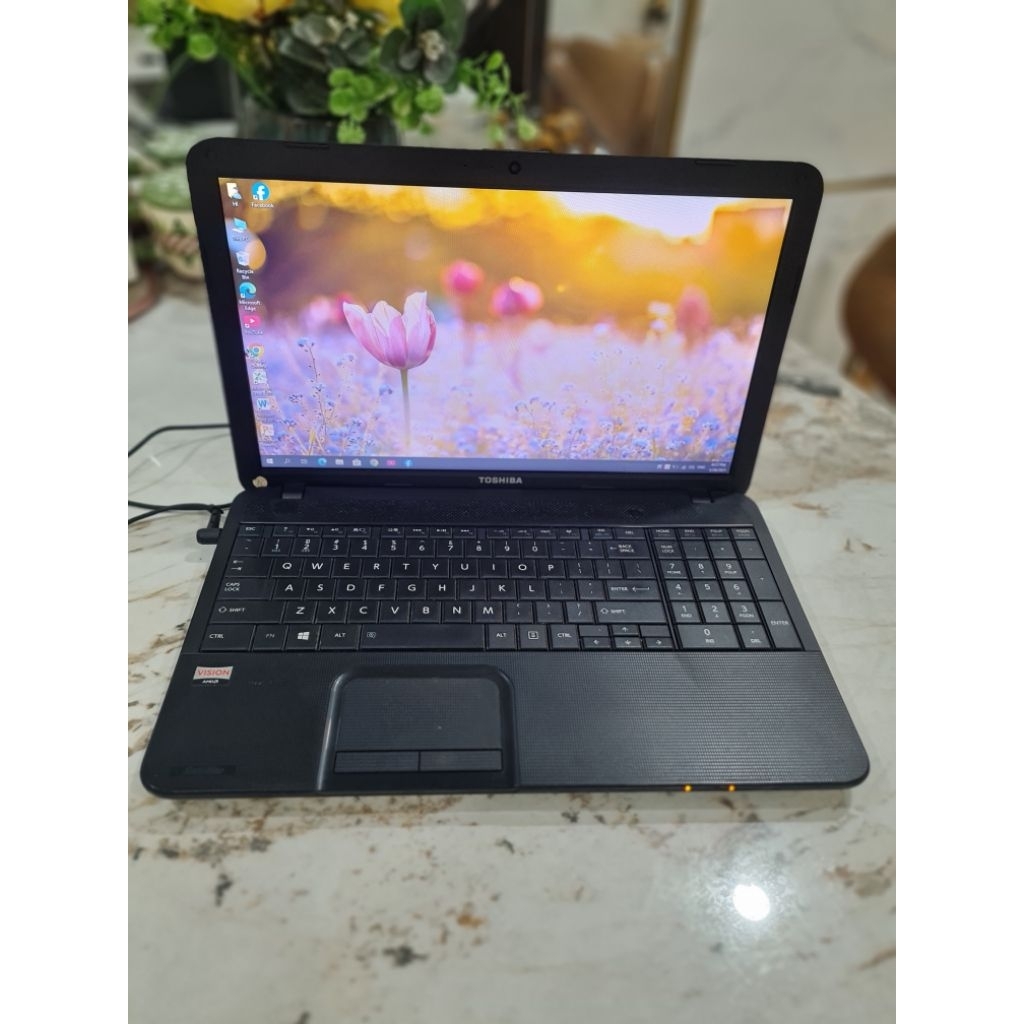 laptop giá rẻ toshiba AMD, Ram 4g . ổ cứng hdd 250g. màn to 15.6inh ...