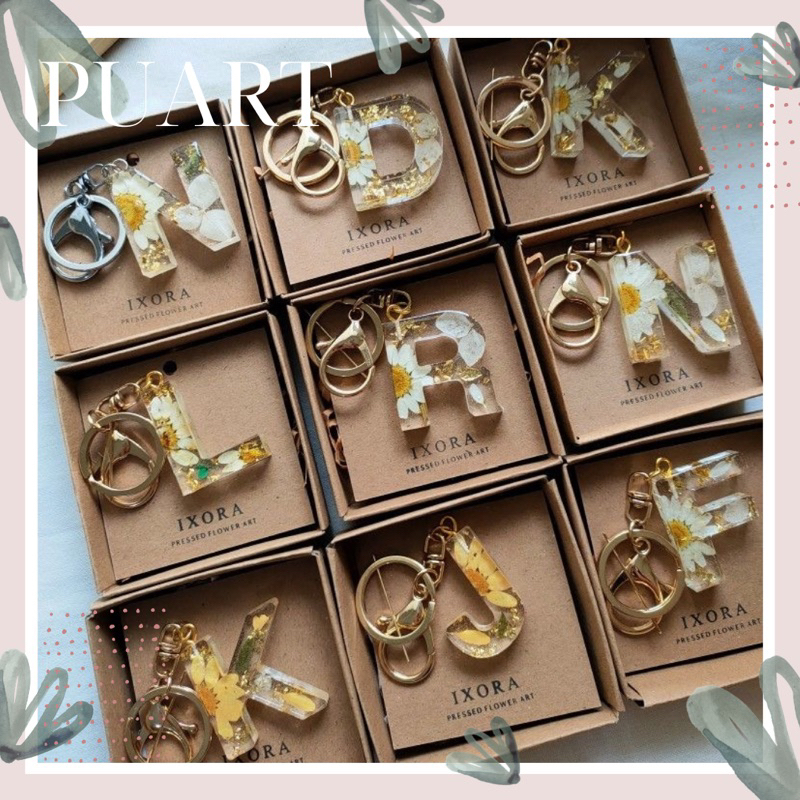 [Quà tặng handmade] Móc khóa hoa khô bằng nhựa epoxy resin hình chữ cái ...