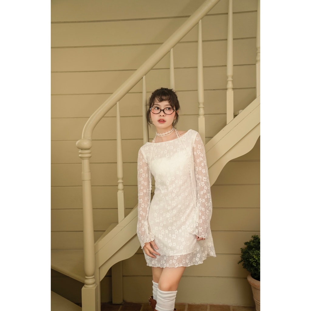 Dóra the label - Váy ren hoa tay dài loe khoét lưng dáng ngắn Fling ...