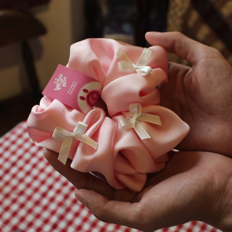 [DONUT SCRUNCHIES] Strawberry Velvet Bliss ~ Dây cột tóc hồng phong ...
