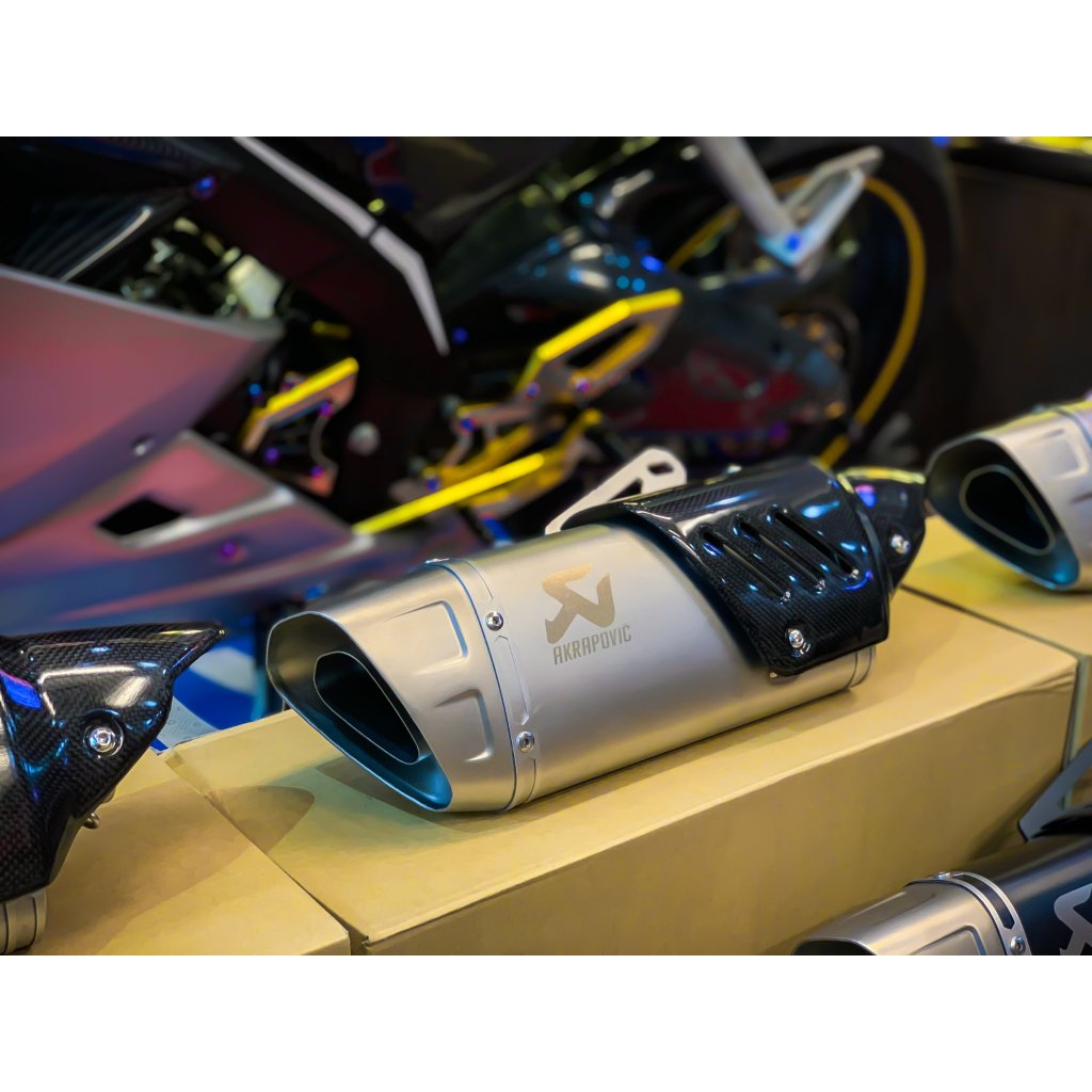 Pô Akrapovic R1 ốp carbon 2 màu đen bạc lắp đặt nhiều dòng xe | Shopee ...