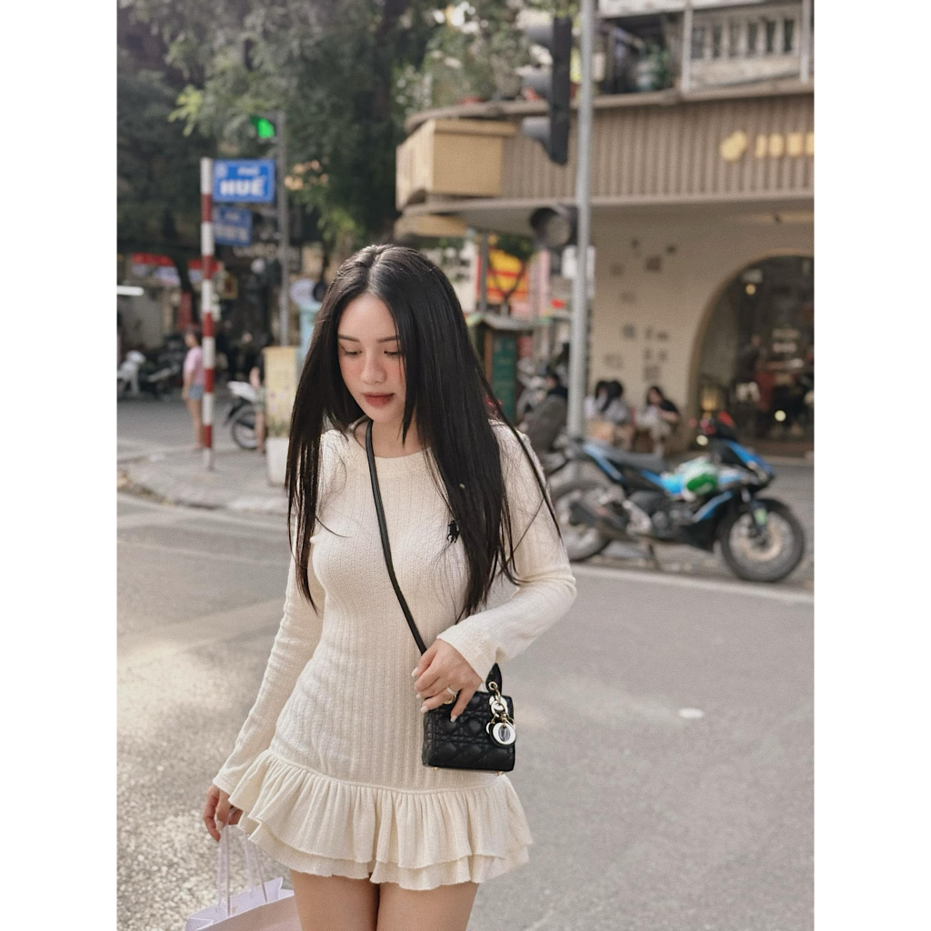 Đầm váy nữ len dài tay be kem thêu logo chân váy ngắn có quần bảo hộ ...