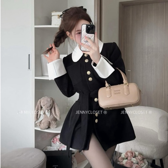 JENNYCLOSET ®”Aboli Dress”Đầm dạ dày dặn phối cổ sen đính khuy đồng cao cấp,Váy thiết kế thanh ...