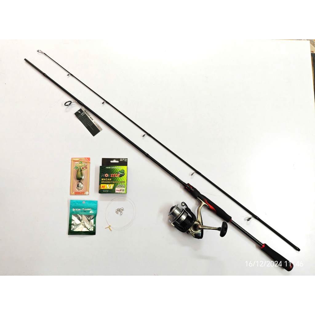 Bộ combo cần câu lure Monster Bantam đỏ và máy câu Daiwa Strikeforce ...
