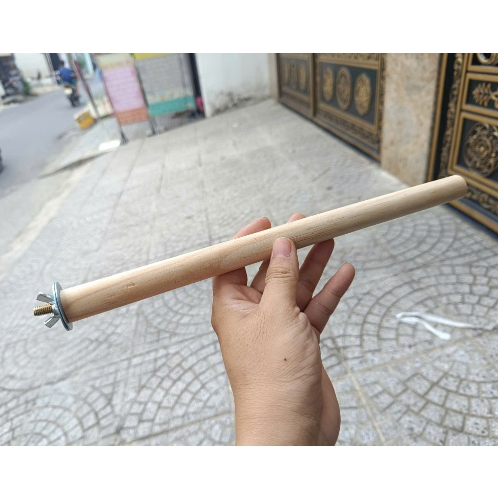 1 cây đứng gỗ (đường kính 2cm) có 1 pass dùng gắn vào lồng cho chim ...