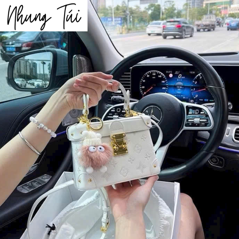 Túi dáng cốp tặng kèm móc treo có dây đeo chéo logo dập nổi hott trend ...
