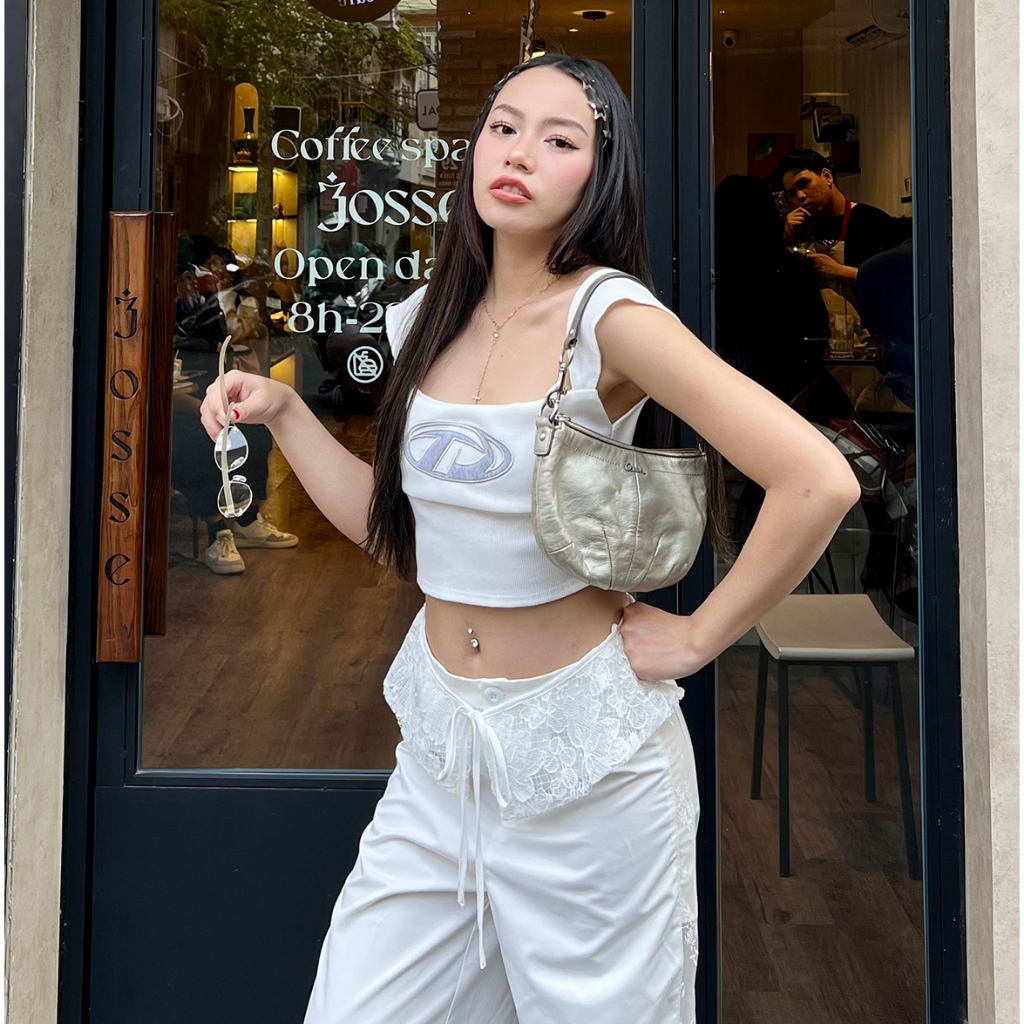 Tender Club - Áo thun crop top thêu logo Dalisay Top màu trắng / đỏ đô ...