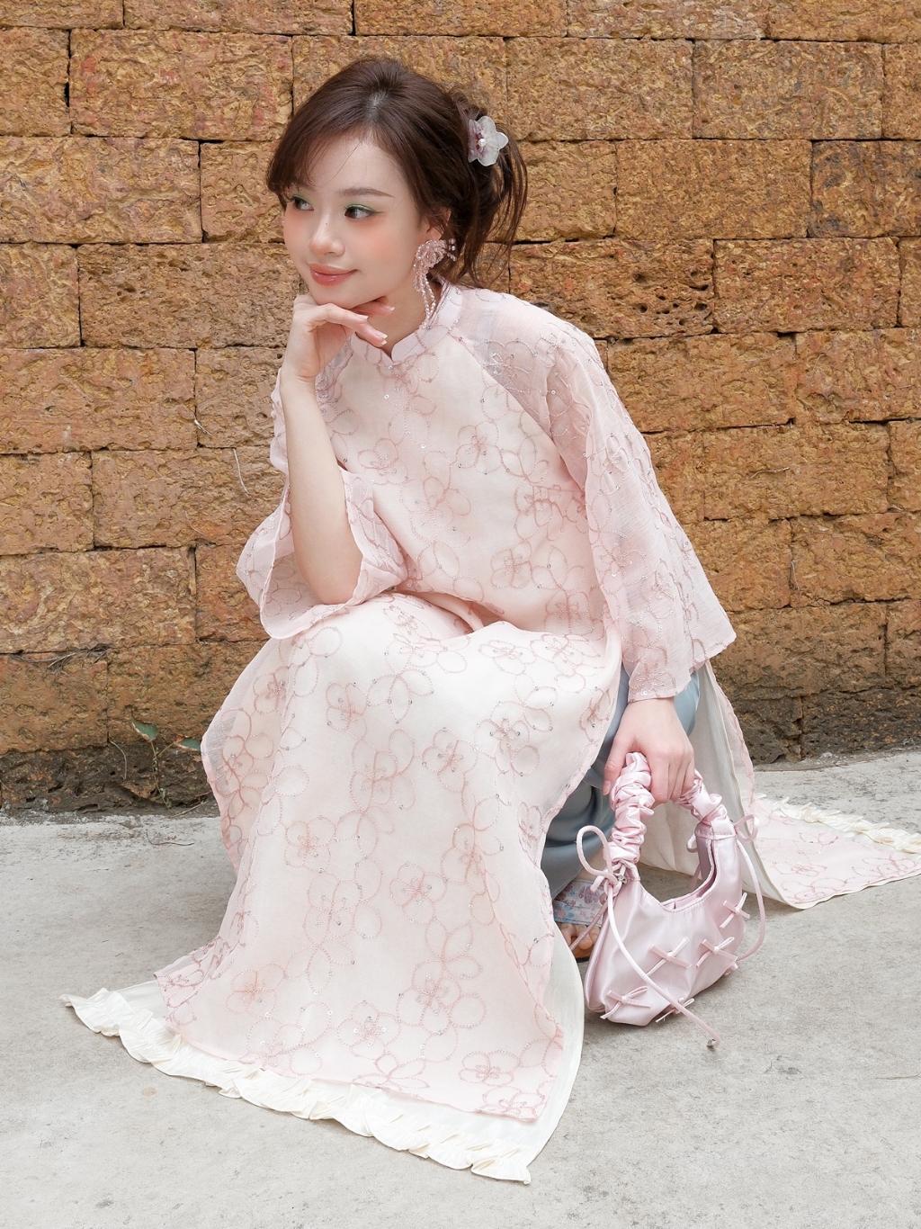 [Không kèm quần] BLEUBIRD Áo dài tơ thêu đính kim sa phối tafta Kim Hoa ...