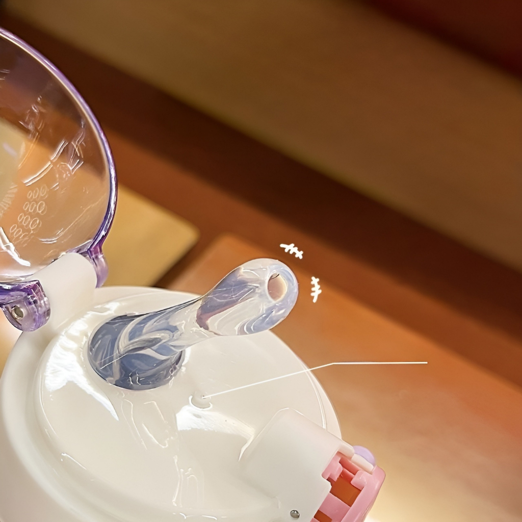 Bình uống nước 820ml họa tiết dễ thương, Cốc uống nước học sinh có ống hút silicon tặng kèm ...