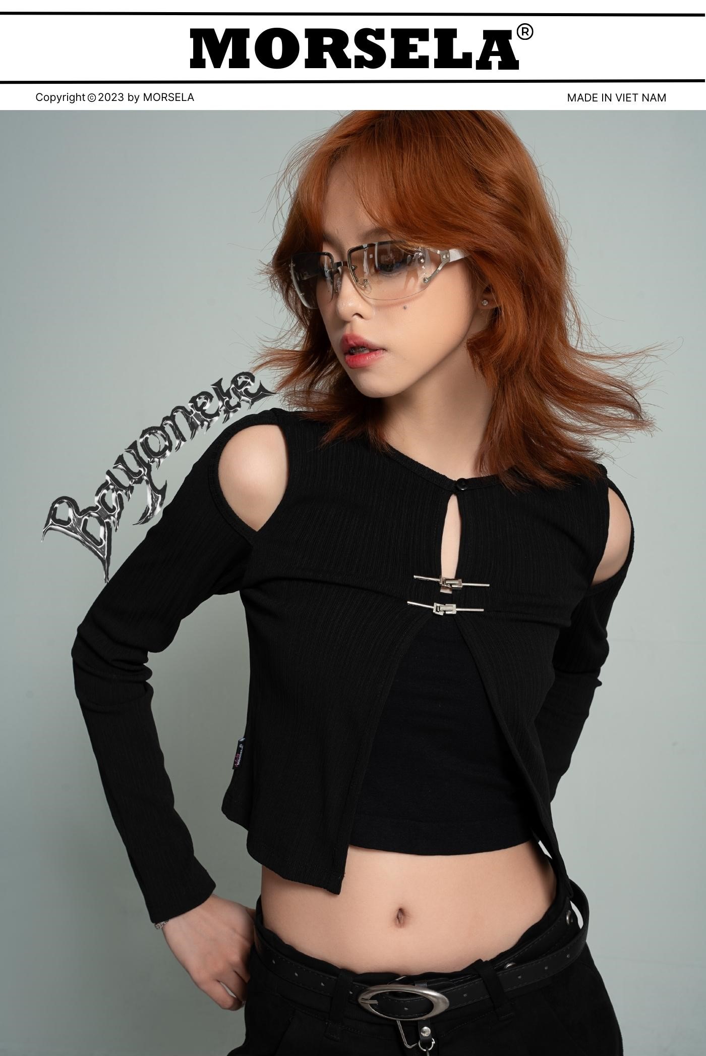 MORSELA chính hãng- Áo croptop nữ tay dài BAYONET khoét vai phối ghim cài cá tính phong cách Y2K ...