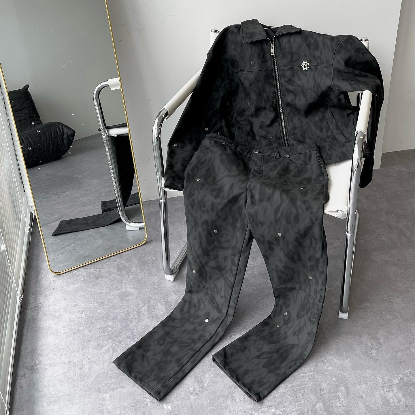 Quần dài unisex MIKENCO Tumbled PU Trouser | Shopee Việt Nam