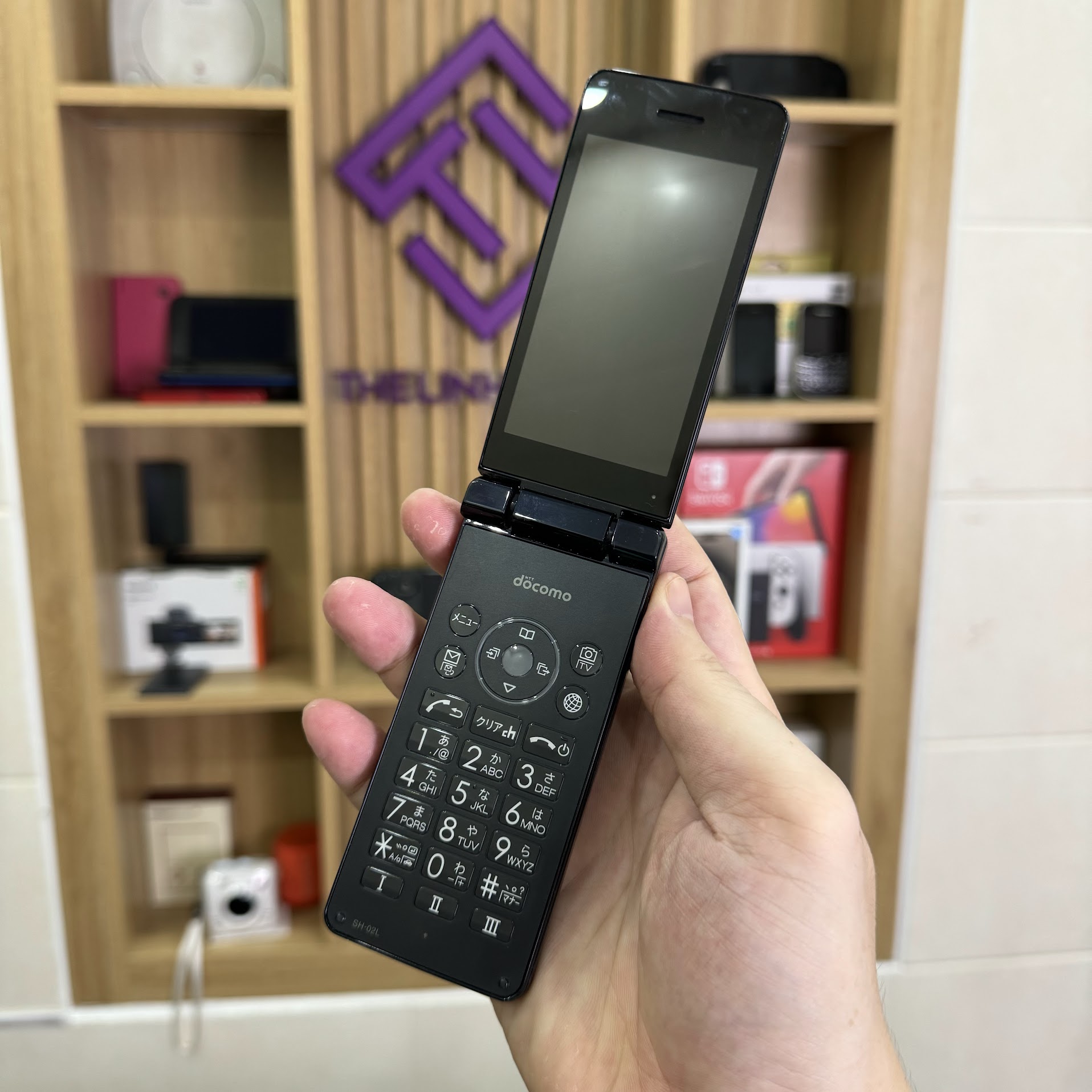 Điện thoại nắp gập Sharp Aquos SH02L có WIFI 4G - Android 8.1 | Shopee ...