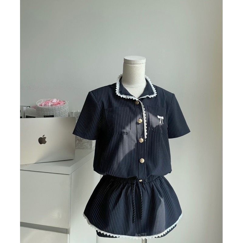 Set jumpsuit nữ cộc tay cổ tàu cúc đồng đính viền ren kèm quần váy kẻ cổ tàu phối nơ có túi ngực ...