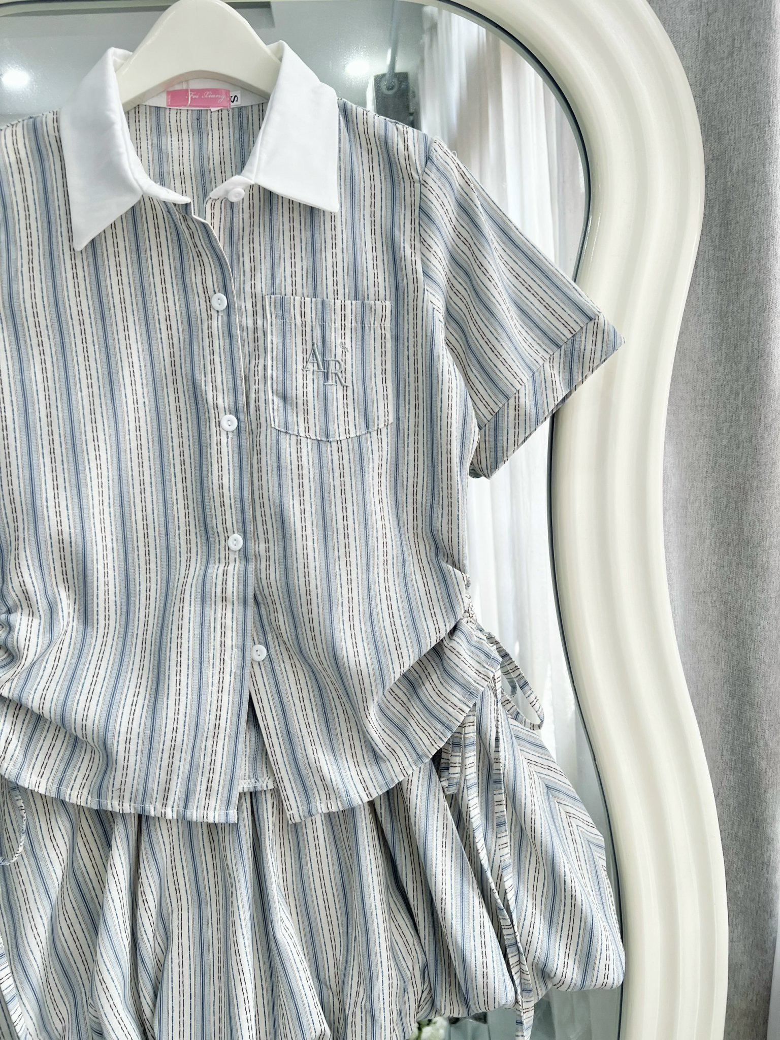 (Hàng 3 Size): Set Áo Sơ Mi Kẻ Xanh Phối Trắng Rút Eo Thêu Ngực Mix Chân Váy Bí Siêu Đáng Yêu ...