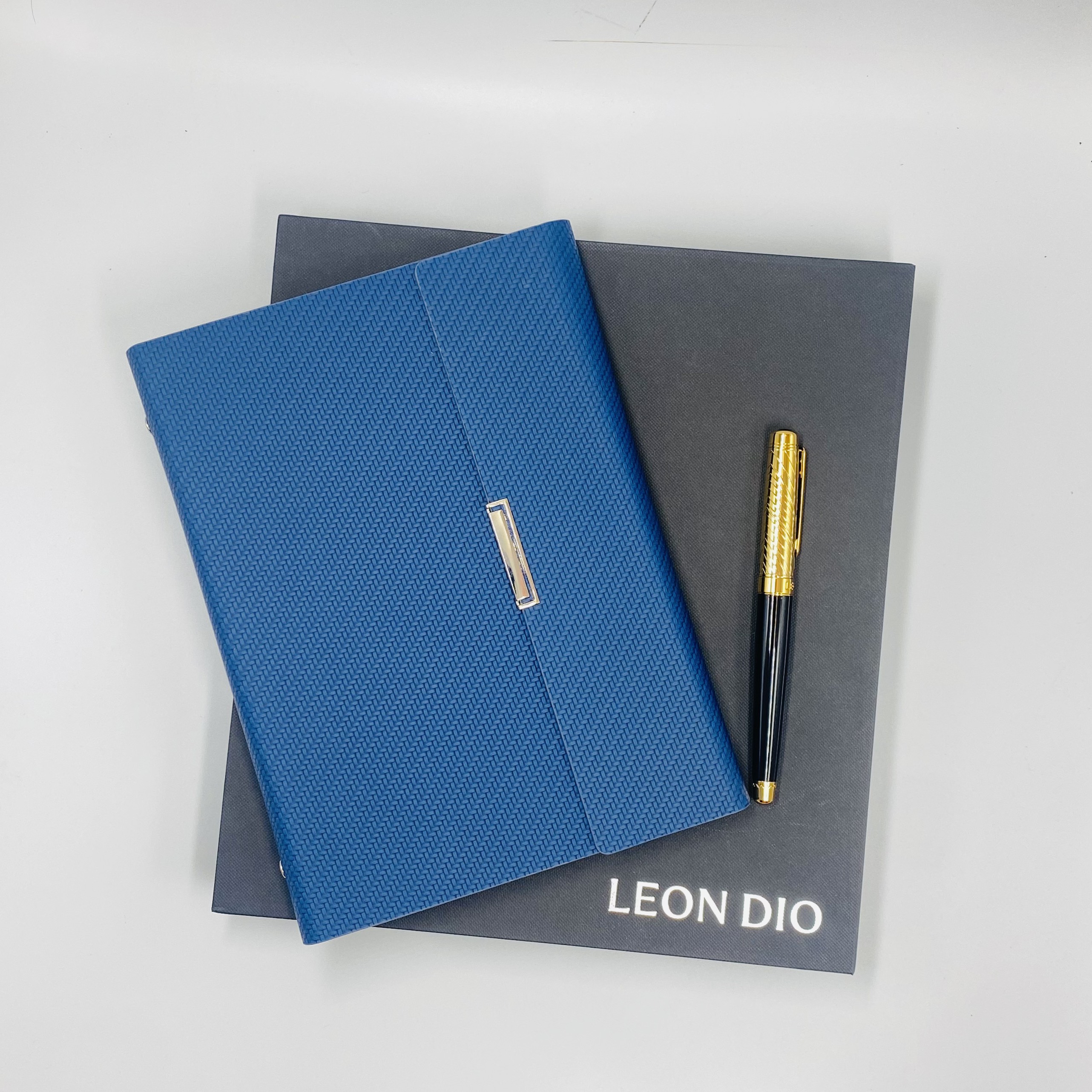 [GIFT SET] Bộ Quà Tặng Sổ Bìa Còng Trơn, Bút Ký Leon Dio Matte Hill ...