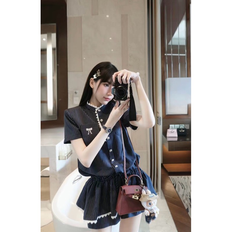 Set jumpsuit nữ cộc tay cổ tàu cúc đồng đính viền ren kèm quần váy kẻ cổ tàu phối nơ có túi ngực ...