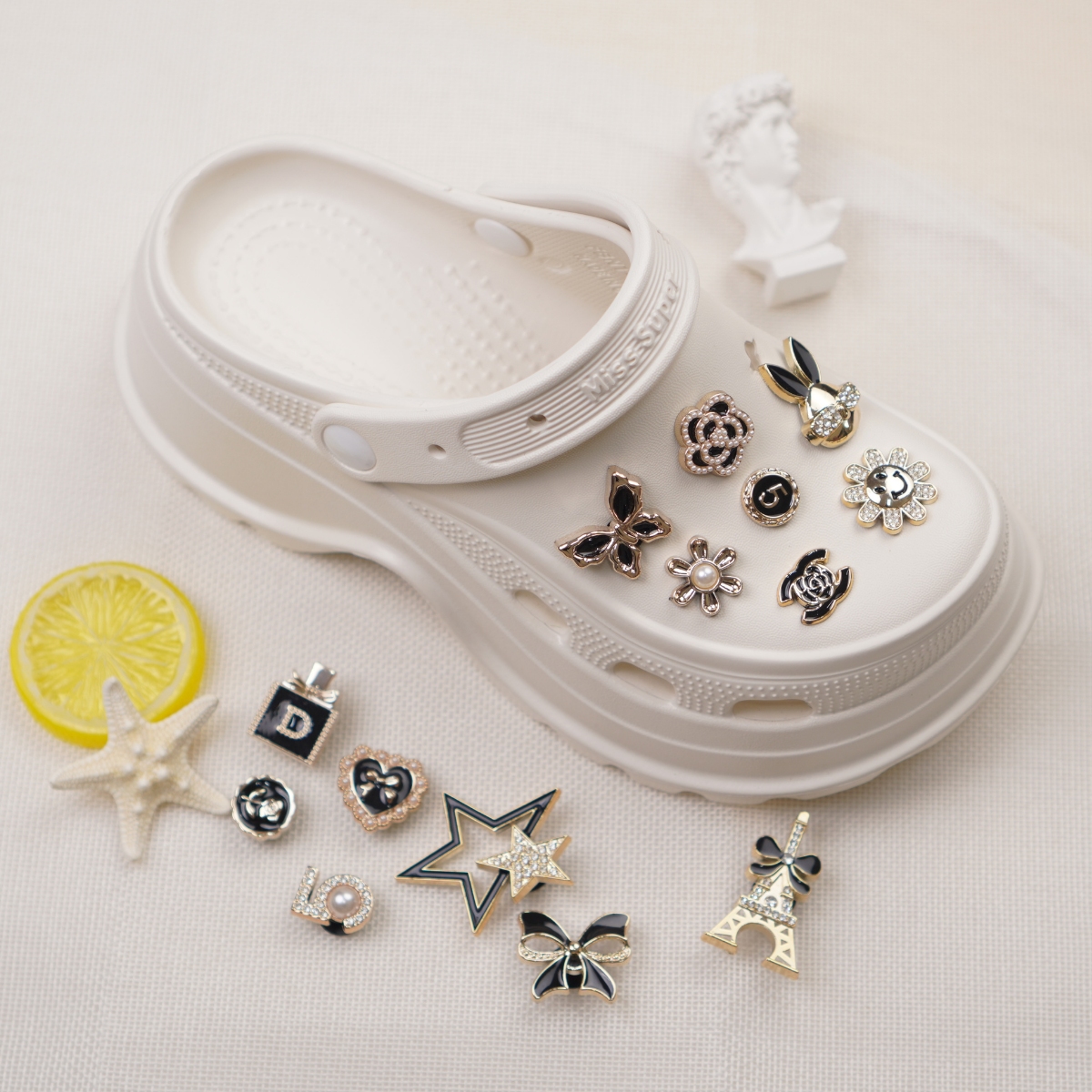 Bộ 15 Sticker, Charm 3D chủ đề Bunny Slay nhựa cứng gắn Dép Cross, Dép ...