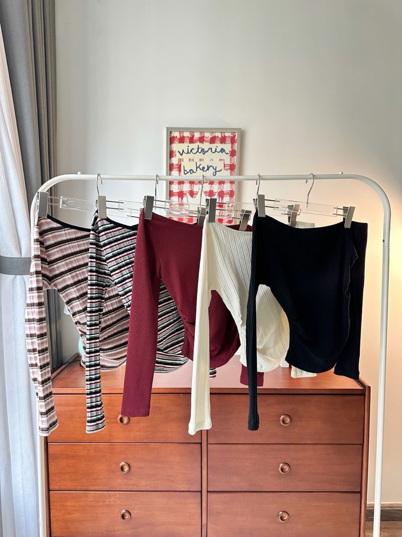 [Content Xtra ] Mẫu 2025 Áo croptop nữ form ôm chéo vai thiết kế nhún ...