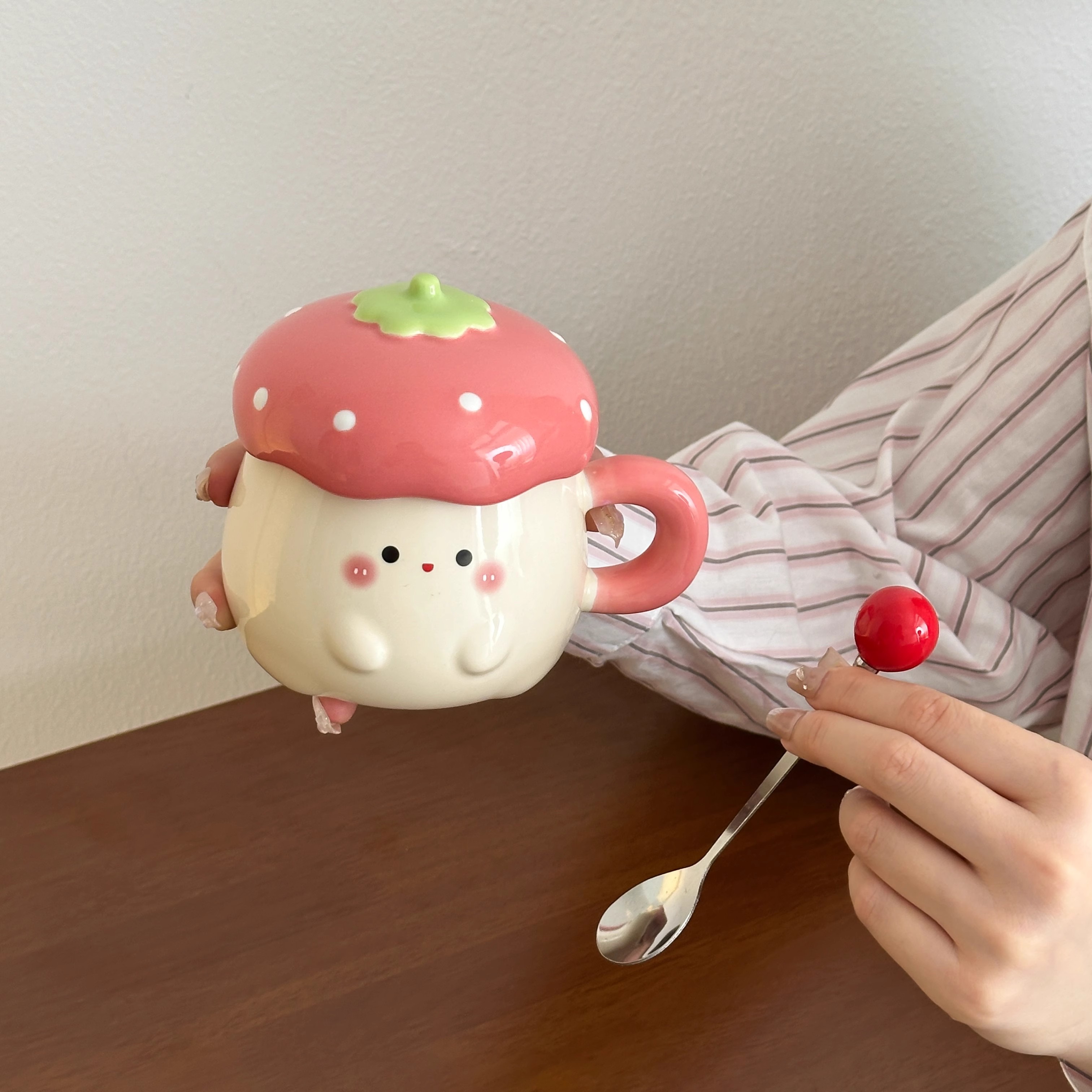 Bộ quà tặng ly cốc sứ uống nước có nắp quả dâu 450ml kèm muỗng - CMB | Shopee Việt Nam