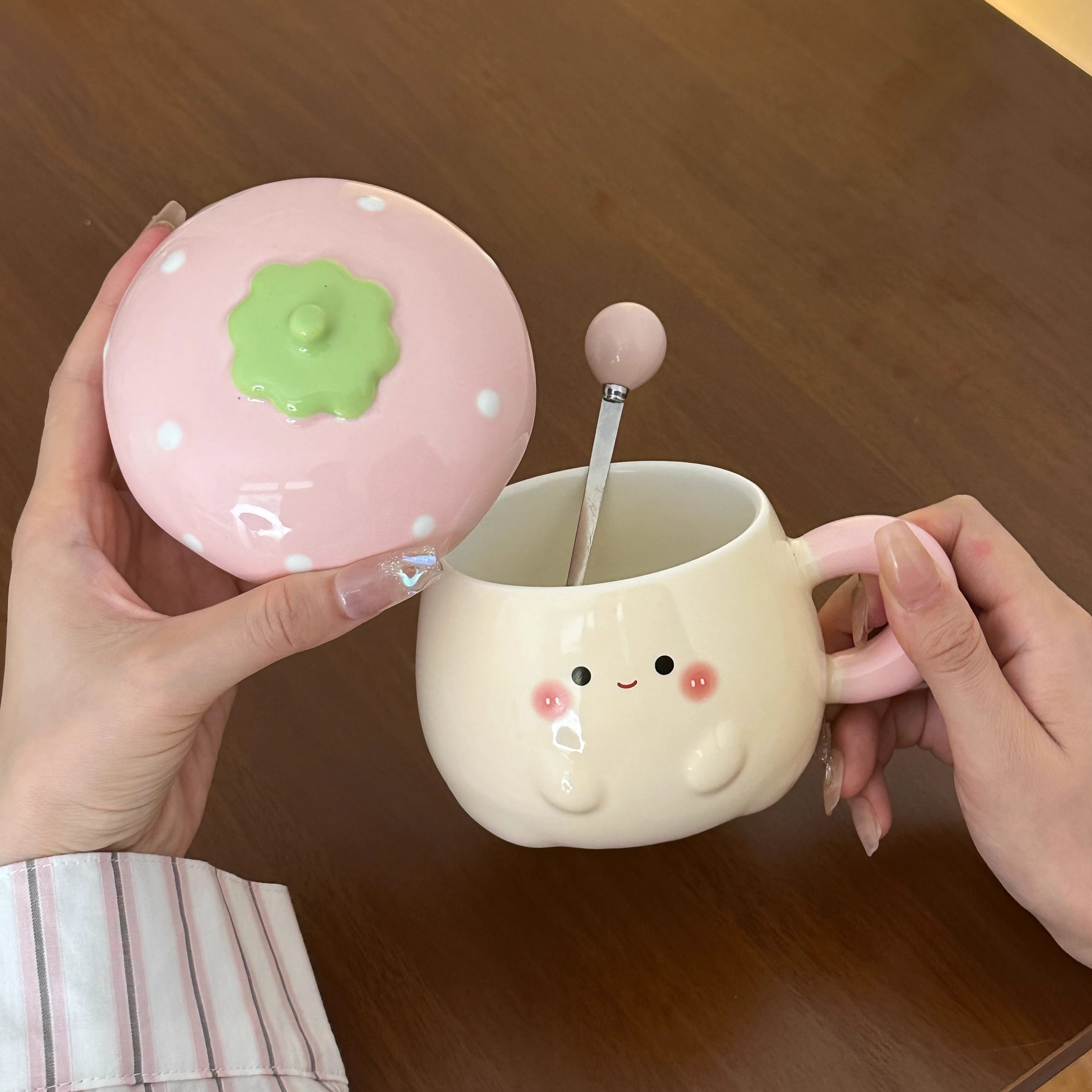 Bộ quà tặng ly cốc sứ uống nước có nắp quả dâu 450ml kèm muỗng - CMB | Shopee Việt Nam