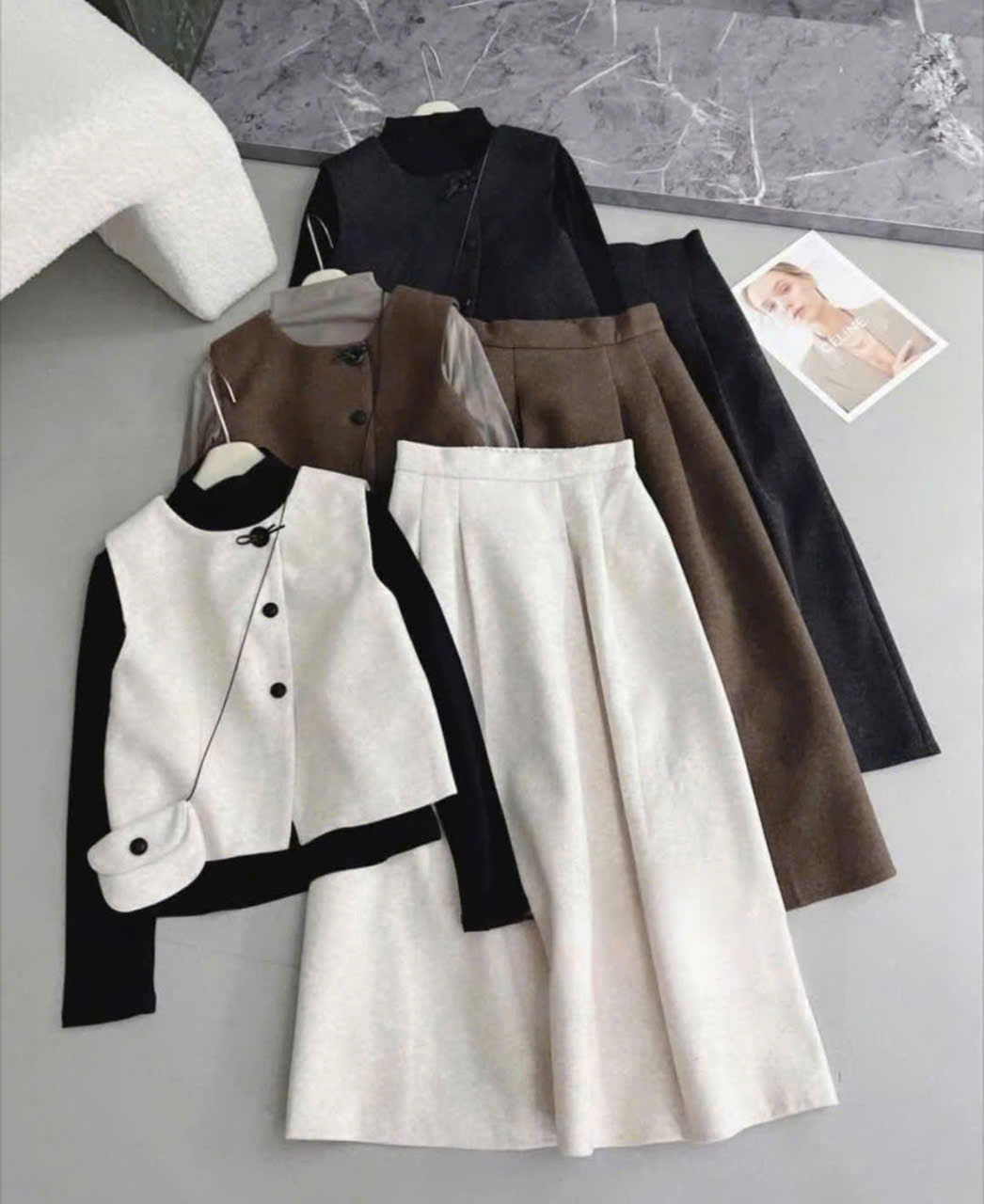 (Tặng Túi Dây Mì): Set Dạ Áo Thun Cổ Kín Phối Gile Cúc Gài Dây + Chân ...