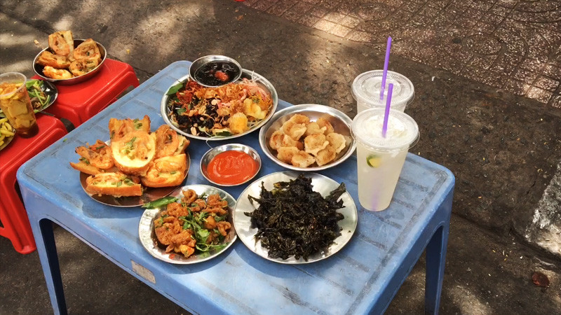 Ăn vặt bình dân trước cổng trường - Ăn Vặt Thuý Hằng | Video của thành ...