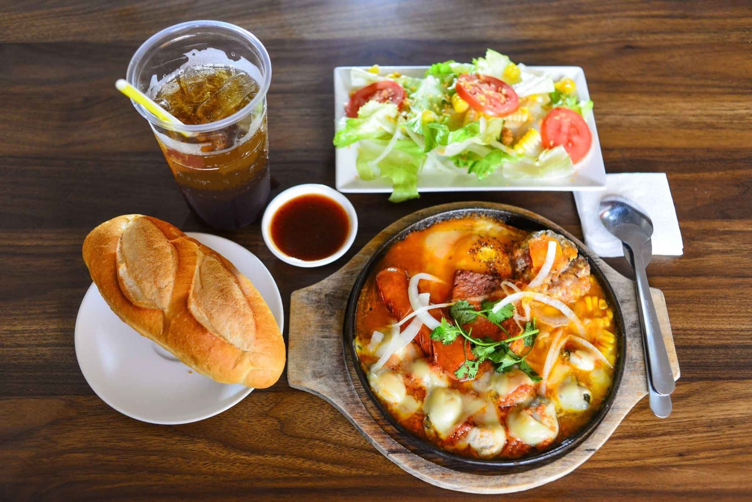 CALI CORNER - Cafe', Cali Hamburger & Bánh Mì Chảo ở Quận 3, TP. HCM ...