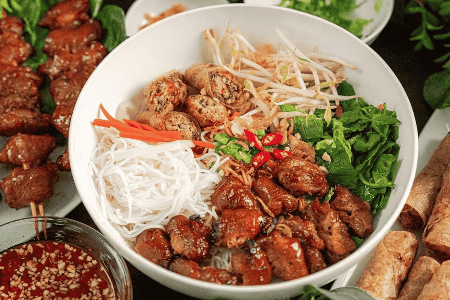 Bếp Kim Ngân - Bún Thịt Nướng, Nui Xào Bò & Mì Gói Xào Bò ở Quận Bình ...